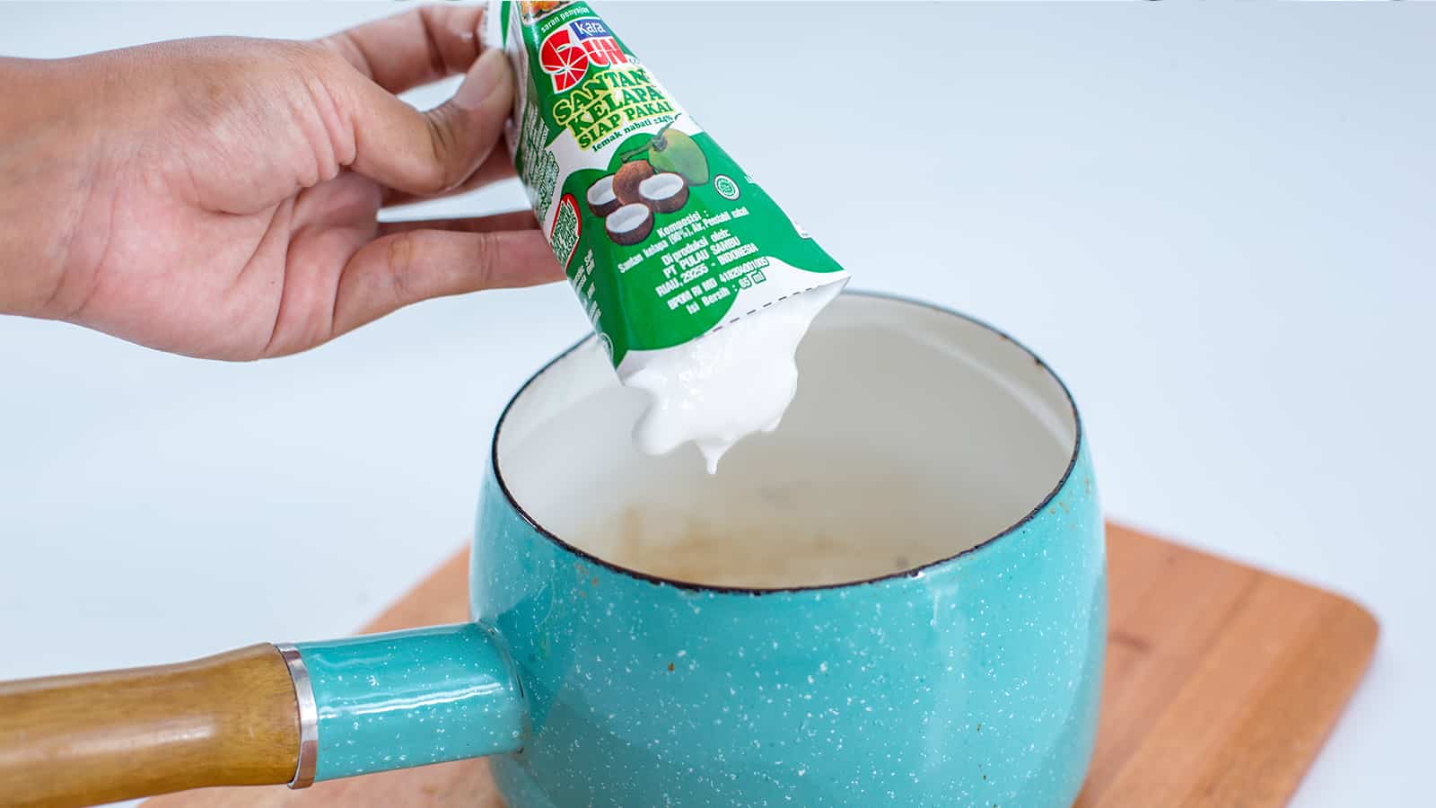 Es Buko Pandan, Kesegaran Kelapa dan Pandan Jadi Satu - Keluarga Kara