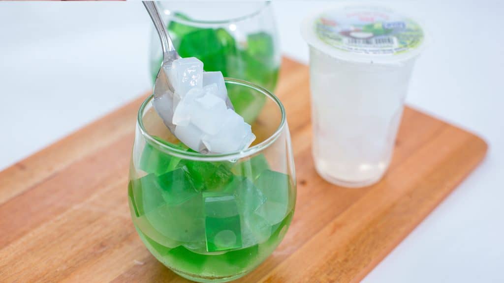 Es Buko Pandan, Kesegaran Kelapa dan Pandan Jadi Satu - Keluarga Kara