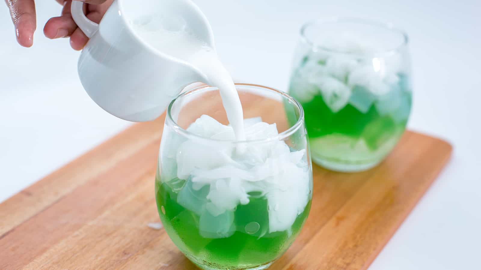 Es Buko Pandan, Kesegaran Kelapa dan Pandan Jadi Satu - Keluarga Kara