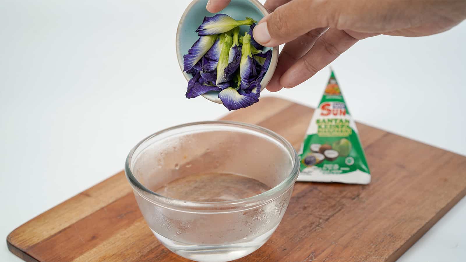 Membuat Si Cantik Kue Talam Bunga Telang - Keluarga Kara